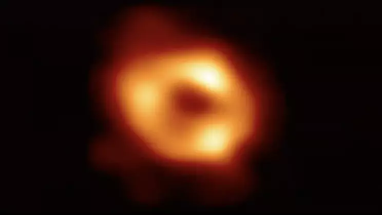 新的超大质量黑洞图像刚刚验证了爱因斯坦的一个关键预测
