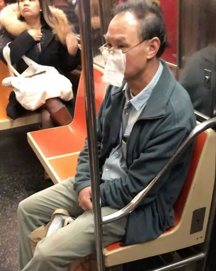 Cuidado com a máscara que você usa no metrô