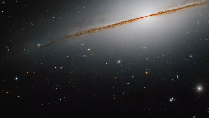 La Kosmoteleskopo Hubble de NASA ekvidas la "Malgrandan Sombreron" galaksion en nova bildo