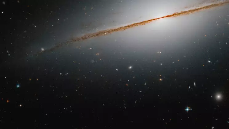 美国宇航局的哈勃太空望远镜在一张新图像中发现了“小草帽”星系
