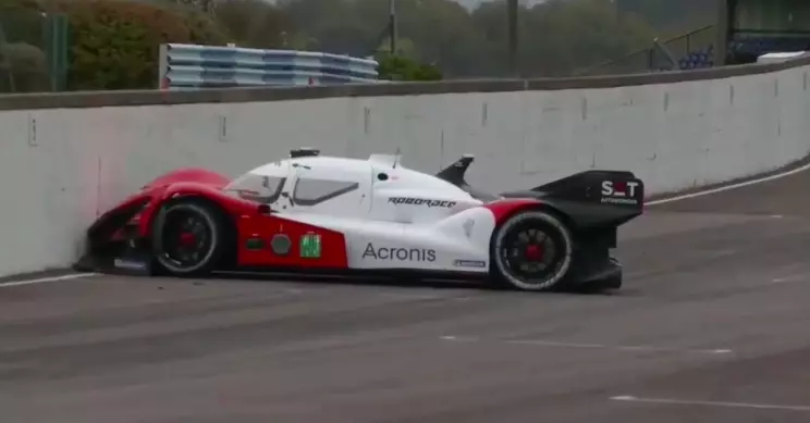 Une voiture de course autonome percute le mur quelques secondes après le début du tour d'essai