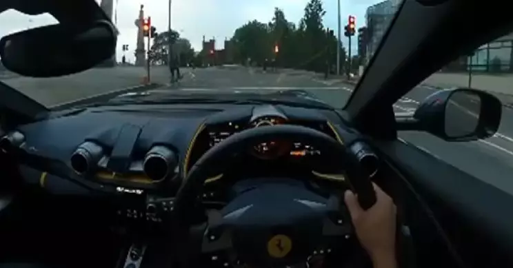 Un conductor del Regne Unit xoca amb un Ferrari 812 just després de desactivar el control de tracció