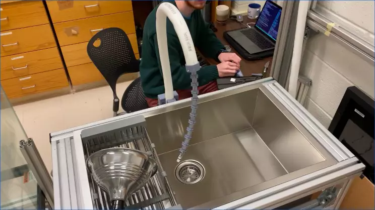 الرجل يخترع حوضًا آليًا للمساعدة في الأطباق