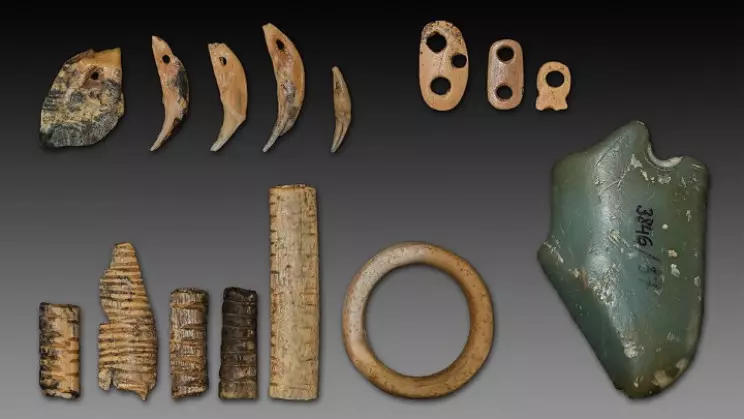 Artefakty znalezione w jaskini Denisova
