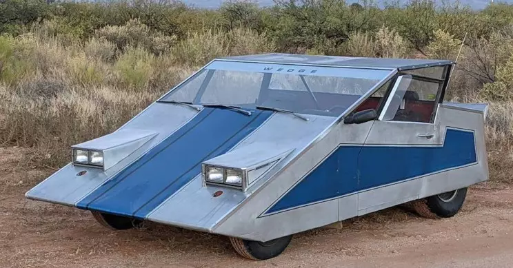 Este carro customizado parece saído direto da ficção científica dos anos 70