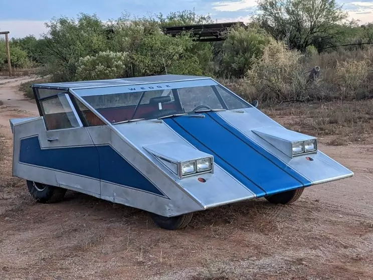 Šī Wedge pielāgotā automašīna izskatās tieši no 70. gadu zinātniskās fantastikas