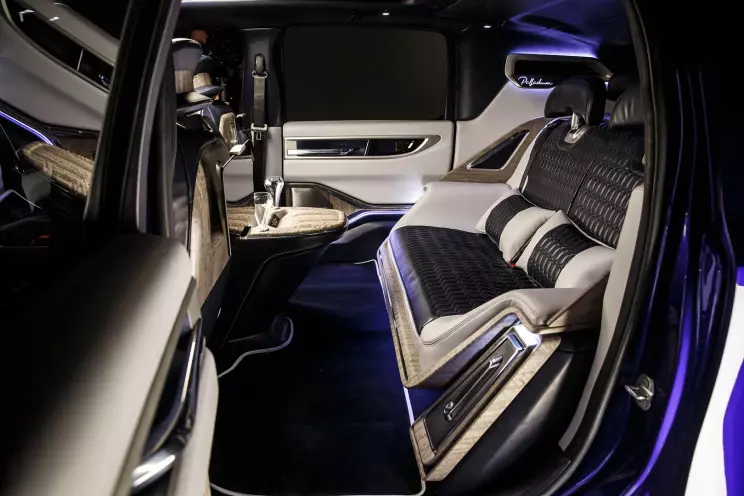 Deze Dodge Ram 1500 Pick-up is omgebouwd tot een luxe limousine