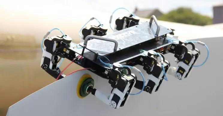 Το ρομπότ συντήρησης περπατά στη λεπίδα μιας ανεμογεννήτριας σε μια παγκόσμια πρώτη