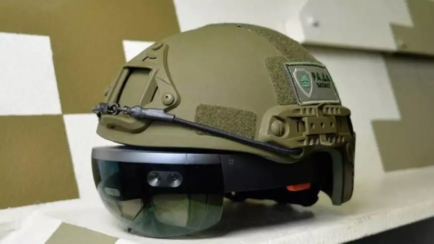 Militè Ukrainian sanble yo sèvi ak Microsoft HoloLens pou tank yo