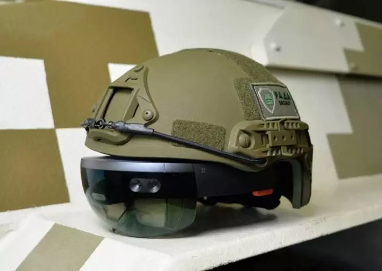 Ukrainian tub rog zoo li siv Microsoft HoloLens rau tso tsheb hlau luam