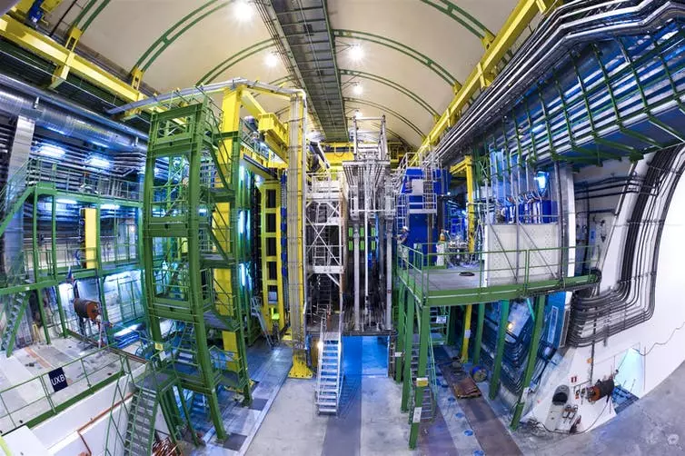 תמונה של ניסוי LHCb.