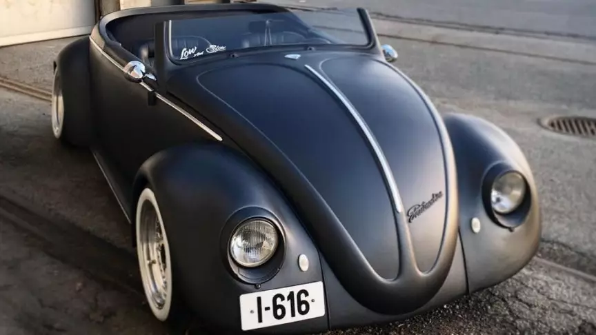 ဤ 1961 VW Beetle Deluxe ကို Matte Black Masterpiece အဖြစ်ပြောင်းလဲခဲ့သည်။