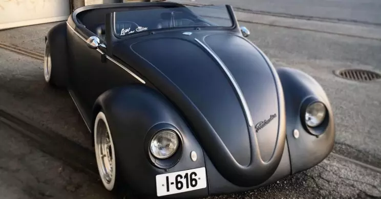 VW Beetle Deluxe ឆ្នាំ 1961 នេះត្រូវបានបំប្លែងទៅជា Matte Black Masterpiece