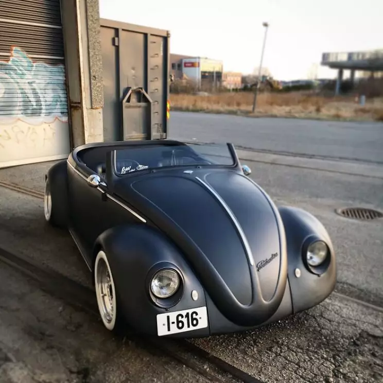 VW Beetle Deluxe ឆ្នាំ 1961 នេះត្រូវបានបំប្លែងទៅជា Matte Black Masterpiece