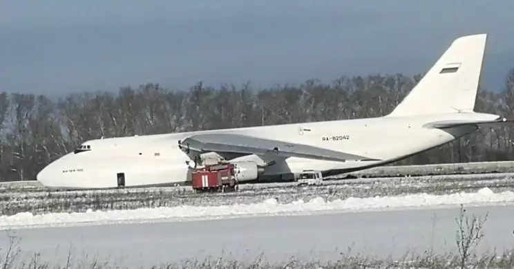 Stór rússneskur An-124 Condor rennur af flugbrautinni eftir vélarbilun