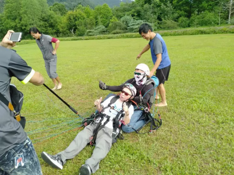 เด็กอายุ 105 ปีทำลายสถิติกินเนสส์สำหรับบุคคลที่มีอายุมากที่สุดที่จะเล่น Paraglide Tandem