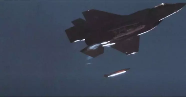 Kuckt dës F-35 eng B61 Nuklearbomb drop an 'Historic' Éischt