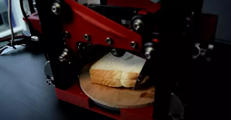 DIY Robot Ge Crusts Pa, Ṣe Sandwich Pipe