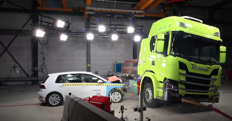 Bu Scania Elektrikli Yük maşınına bir Volkswagen Ram baxın