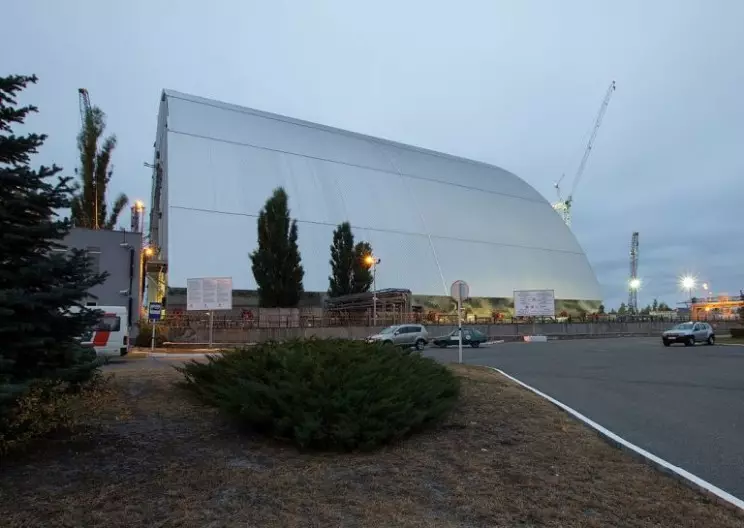 Nýtt Chernobyl-skýli rennur loksins á sinn stað