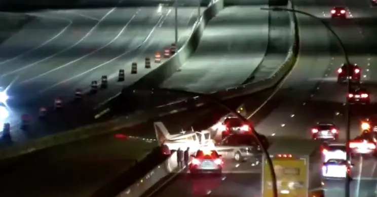 Un avion effectue un atterrissage d'urgence palpitant sur l'autoroute et entre en collision avec un SUV