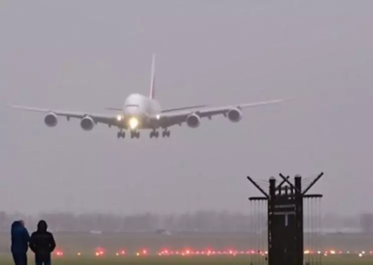 Regardez ces atterrissages spectaculaires par vent de travers pendant la tempête Angus