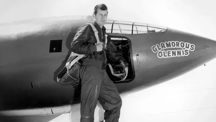 Cîhana Aviation Digiriya Chuck Yeager, ku di 97 saliya xwe de derbas bû