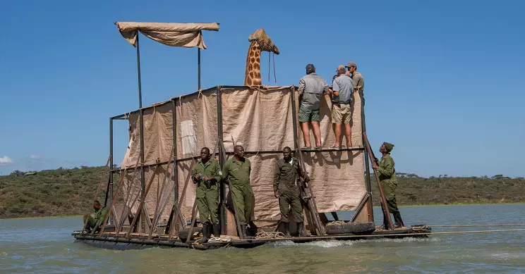 Balsa construída pola comunidade para rescatar xirafas da illa inundada de Kenia