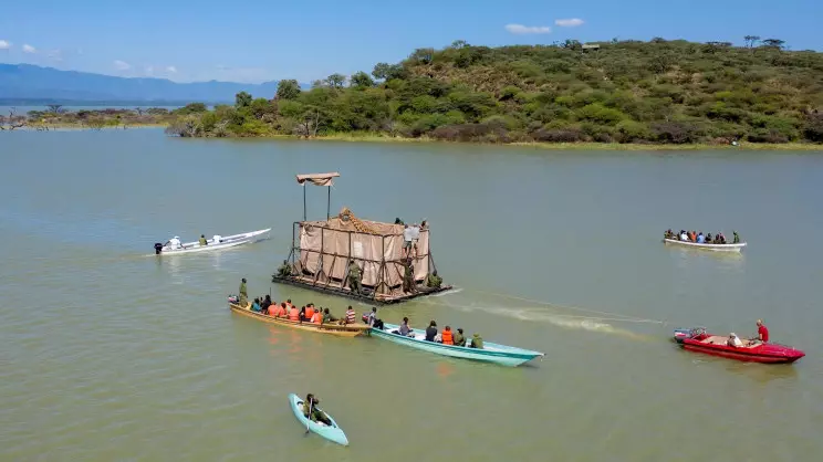 Kominote bati kannòt pou sove jiraf nan zile ki inonde nan Kenya