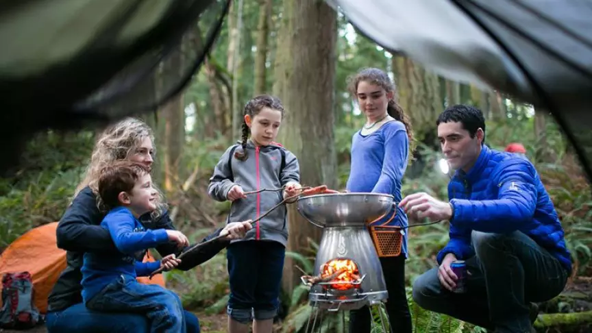 Fogão de acampamento transformando fogo em elétrico e carregando seus dispositivos pelo fogo