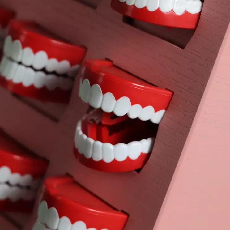 Inventor constrói sintetizador assustador com dentes de plástico que batem