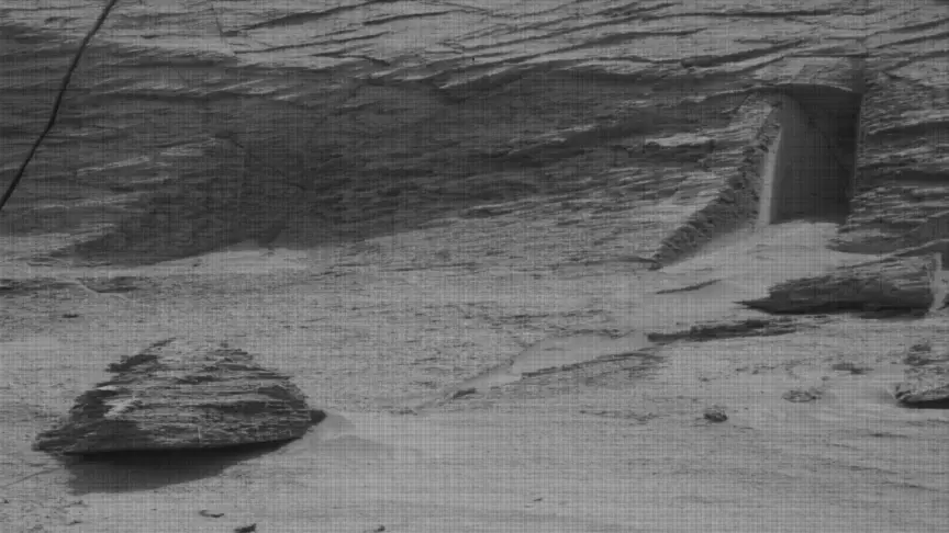 Faktasjekk: NASA oppdager en merkelig stein på Mars, men det er ikke en romvesen døråpning