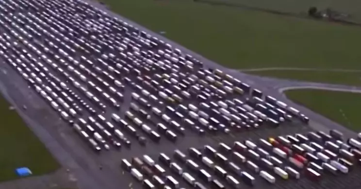 Aeroporti i Mbretërisë së Bashkuar shndërrohet në parkingun më të madh të kamionëve në botë, pasi Franca ka bare kufijtë