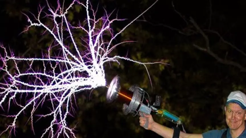 د اغوستلو وړ Tesla Coil Gun په عمل کې وګورئ