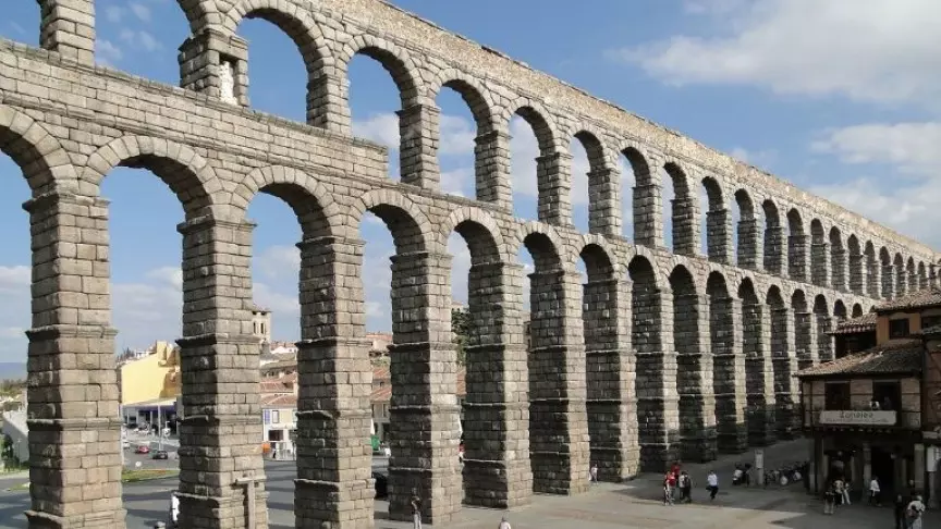 Le fa'ailoaina o mealilo a Roma Anamua Aqueducts