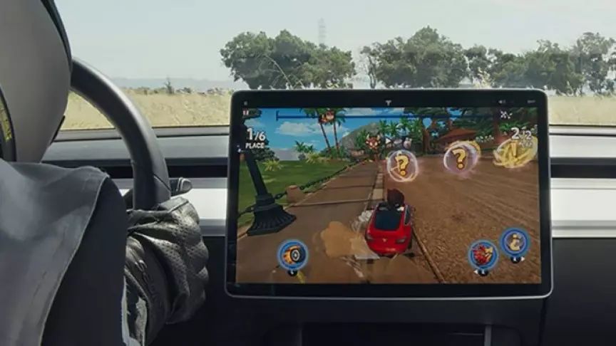 Nova atualização da Tesla vem com três novos jogos no carro