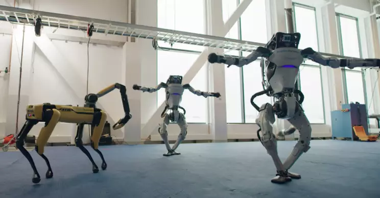 Imashini za robo za Boston Dynamics kuri 'Urankunda' muri Video Yanyuma