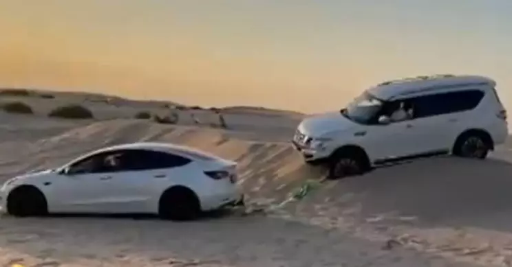 SUV bị mắc kẹt ở Cồn cát Dubai? Có một chiếc Tesla Model 3 kéo nó ra