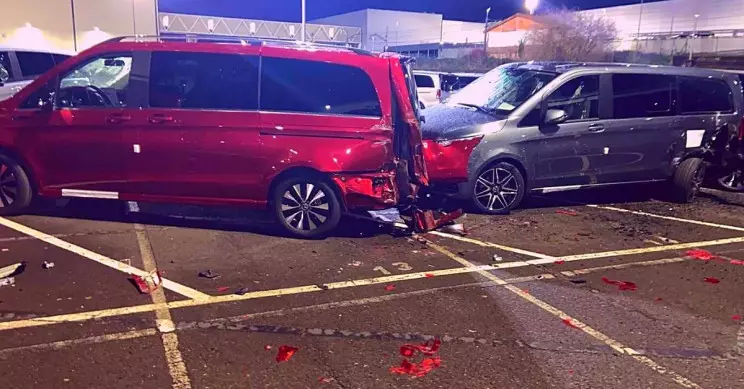 Υπάλληλος της Mercedes έσπασε περισσότερα από 50 αυτοκίνητα με μπουλντόζα