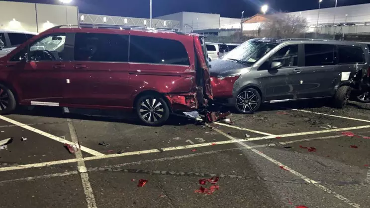 Van Merah Kilang Mercedes Mengamuk