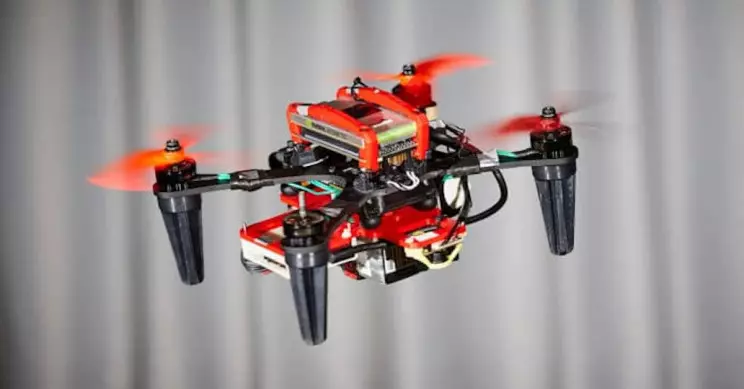 Pētnieki turpina lidot bojātiem droniem ar borta kamerām