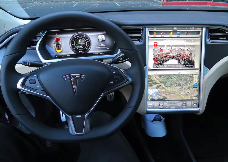 Tesla_Model_S_digital_panels