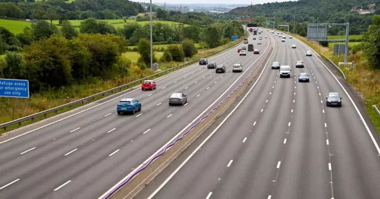 Il Regno Unito introduce la tecnologia di mantenimento della corsia per le auto senza conducente