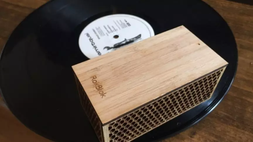 RokBlok: un tocadiscos portátil para la nostalgia en movimiento