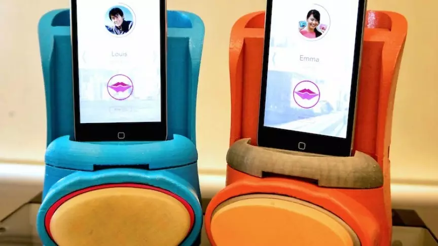 Kissenger: The Mobile Kiss Messenger munggaran