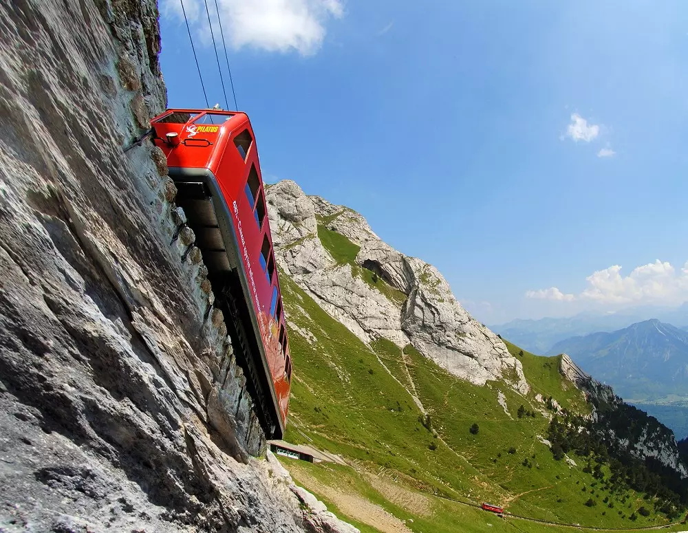 Tuklasin ang Pinakamatarik na Cogwheel Railway sa Mundo