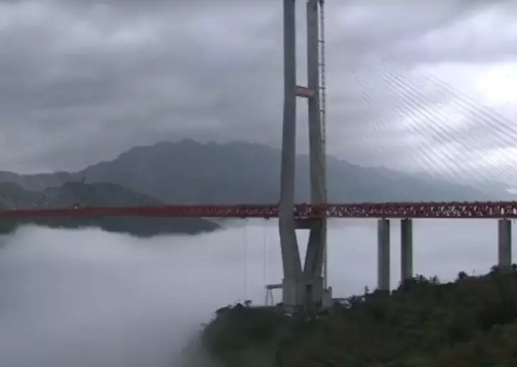 Le pont le plus haut du monde en Chine est prêt pour le trafic