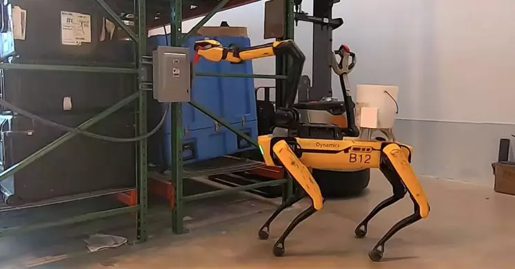 Boston Dynamics ले नयाँ भिडियोमा रोबोट कुकुरको हात चालहरू स्पट देखाउँछ