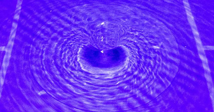 Wëssenschaftler Mimic Black Hole Evolutioun am Badewanne-ähnlechen Experiment