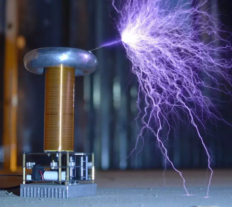 Wireless charging tesla coil